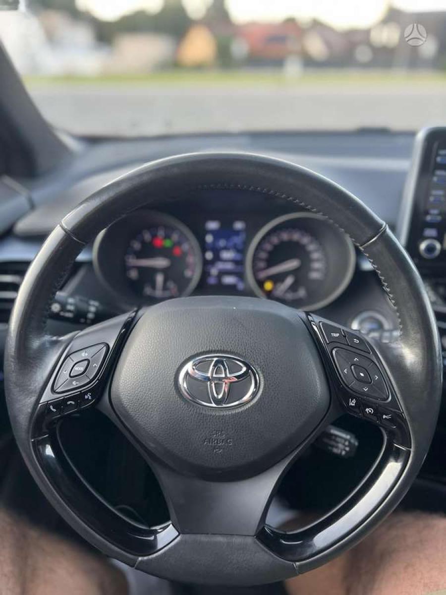 Red Toyota C-HR 2020 in Raseiniai, with an engine capacity of 1.20 L and mileage of 36 thousand km for 16300 €, photo 20 on AUTOMOTO.COM.LV