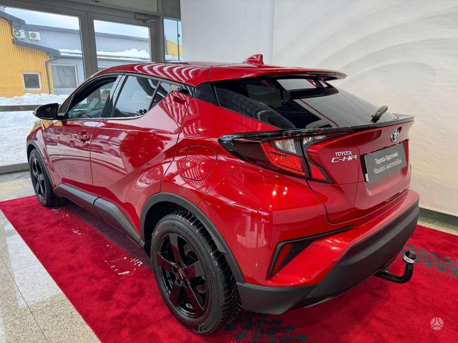 Red Toyota C-HR 2021 in Siauliai, with an engine capacity of 1.80 L and mileage of 50 thousand km for 20900 €, photo 6 on AUTOMOTO.COM.LV