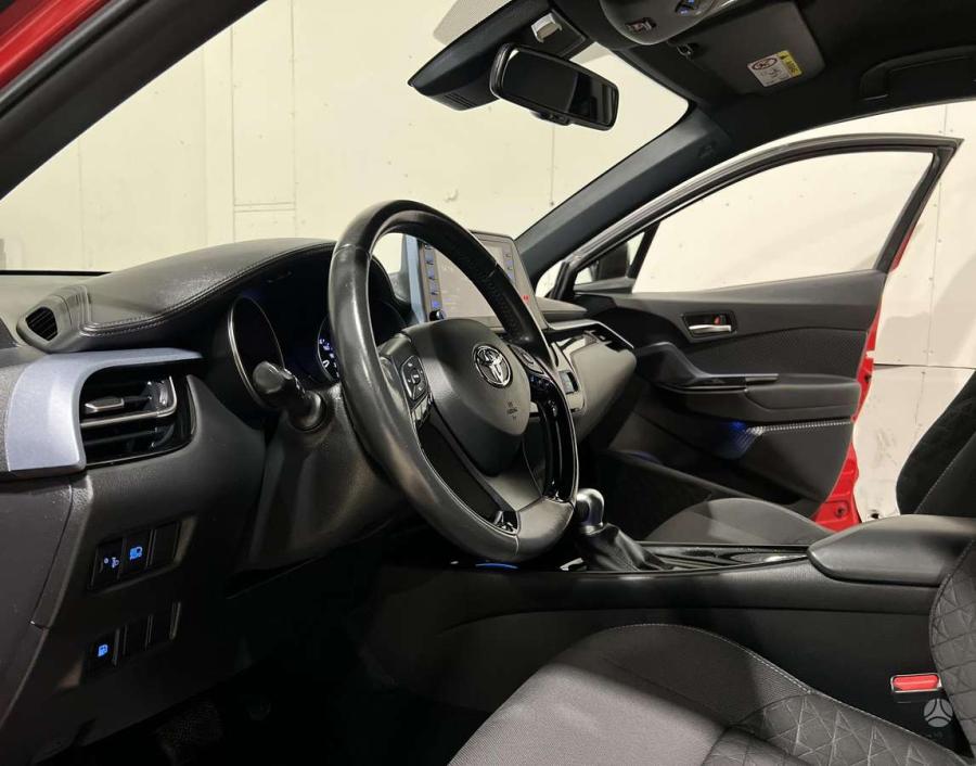 Красный Тойота C-HR 2021 в Клайпеда, объемом двигателя 1.80 л и пробегом 173 тыс. км за 17999 €, фото 3 на AUTOMOTO.COM.LV