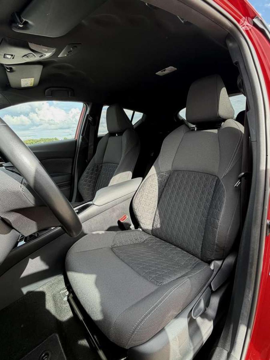 Sarkans Toyota C-HR 2021 Tauragė, ar dzinēja tilpumu 1.80 L un nobraukumu 66 tūkst. km par 18800 €, foto 34 vietnē AUTOMOTO.COM.LV