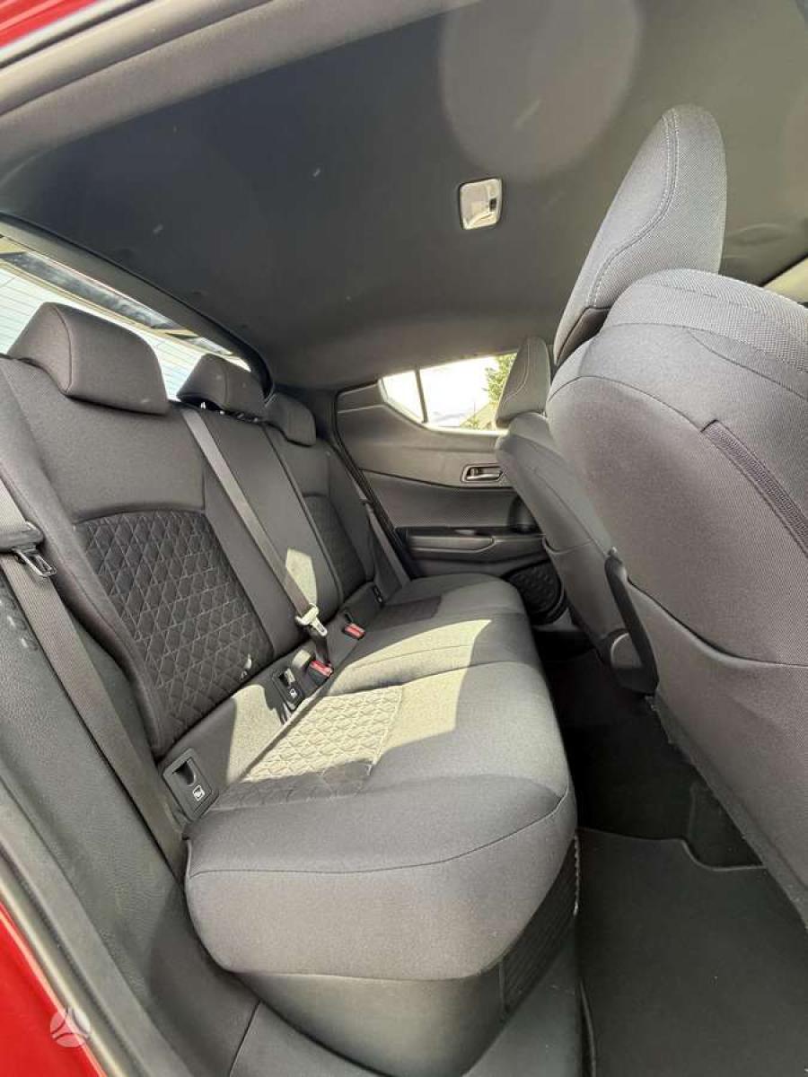Sarkans Toyota C-HR 2021 Tauragė, ar dzinēja tilpumu 1.80 L un nobraukumu 66 tūkst. km par 18800 €, foto 36 vietnē AUTOMOTO.COM.LV