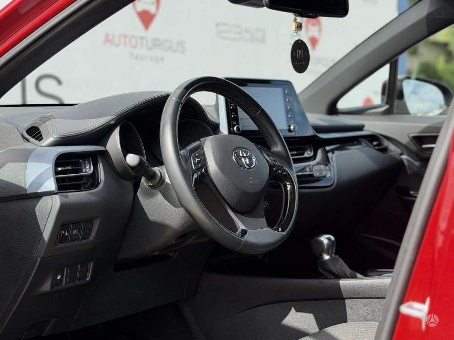 Sarkans Toyota C-HR 2021 Tauragė, ar dzinēja tilpumu 1.80 L un nobraukumu 66 tūkst. km par 18800 €, foto 46 vietnē AUTOMOTO.COM.LV