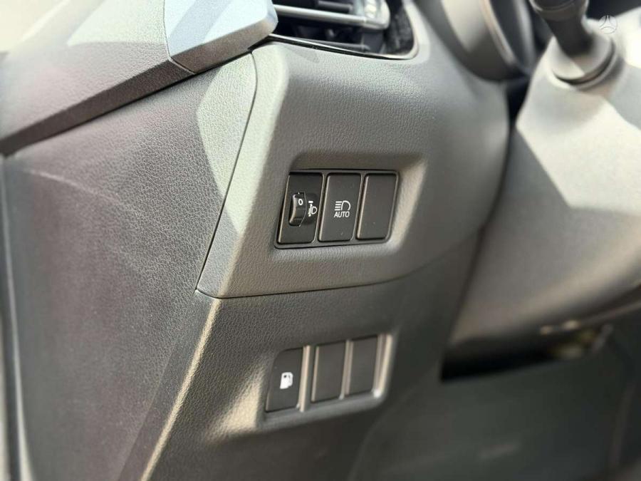 Sarkans Toyota C-HR 2021 Tauragė, ar dzinēja tilpumu 1.80 L un nobraukumu 66 tūkst. km par 18800 €, foto 47 vietnē AUTOMOTO.COM.LV