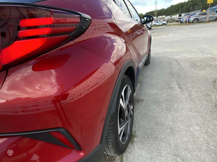 Red Toyota C-HR 2022 in Vilnius, with an engine capacity of 1.99 L and mileage of 64 thousand km for 24250 €, photo 7 on AUTOMOTO.COM.LV
