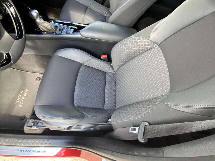 Red Toyota C-HR 2022 in Vilnius, with an engine capacity of 1.99 L and mileage of 64 thousand km for 24250 €, photo 22 on AUTOMOTO.COM.LV