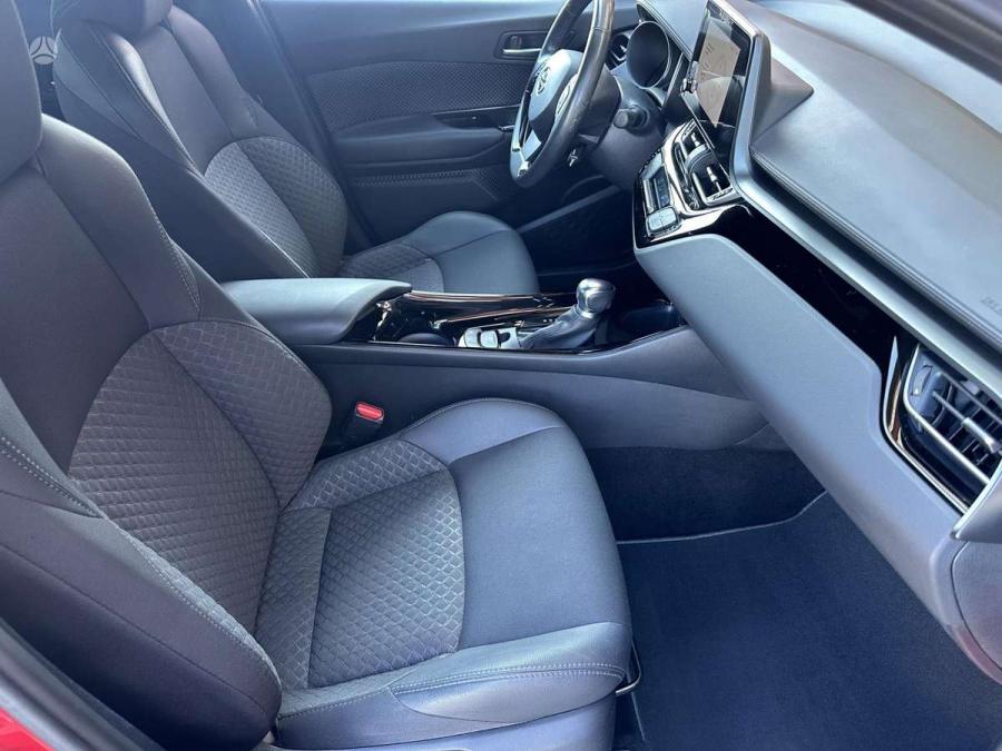 Red Toyota C-HR 2022 in Vilnius, with an engine capacity of 1.80 L and mileage of 61 thousand km for 23250 €, photo 5 on AUTOMOTO.COM.LV