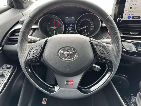Red Toyota C-HR 2023 in Vilnius, with an engine capacity of 2.00 L and mileage of 142 thousand km for 23450 €, photo 6 on AUTOMOTO.COM.LV
