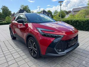 Sarkans Toyota C-HR 2024 Kauņa, ar dzinēja tilpumu 1.99 L un nobraukumu 28 tūkst. km par 33900 €, foto  vietnē AUTOMOTO.COM.LV