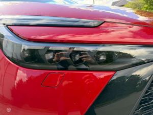 Sarkans Toyota C-HR 2024 Kauņa, ar dzinēja tilpumu 1.99 L un nobraukumu 28 tūkst. km par 33900 €, foto 3 vietnē AUTOMOTO.COM.LV