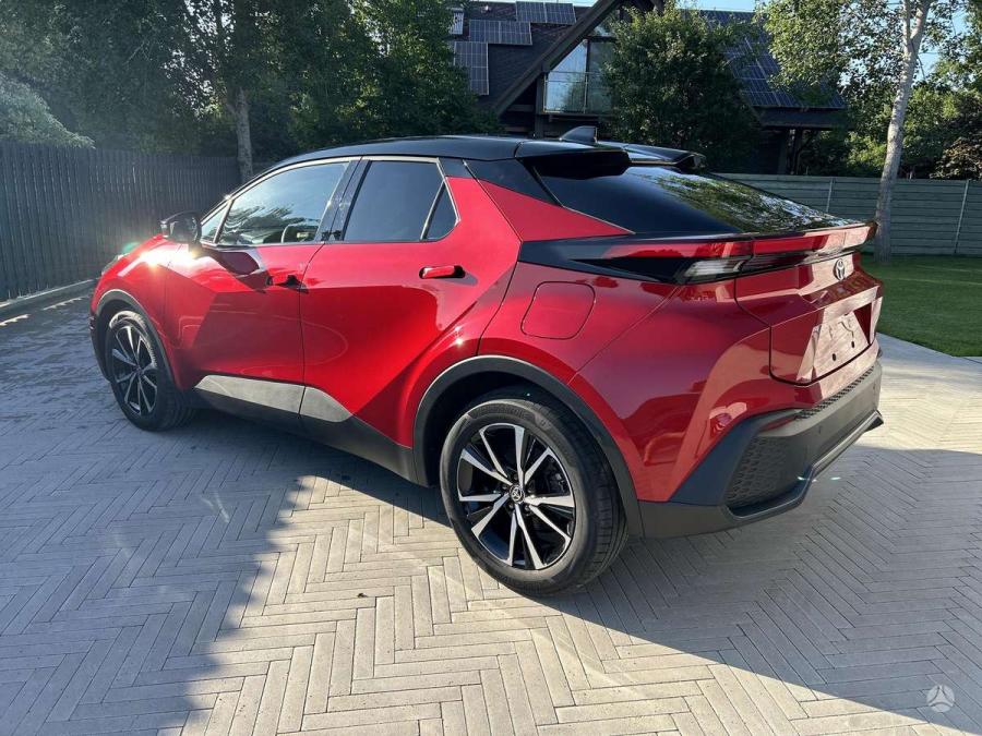 Красный Тойота C-HR 2025 в Вильнюс, объемом двигателя 1.80 л и пробегом 13 тыс. км за 29800 €, фото 3 на AUTOMOTO.COM.LV