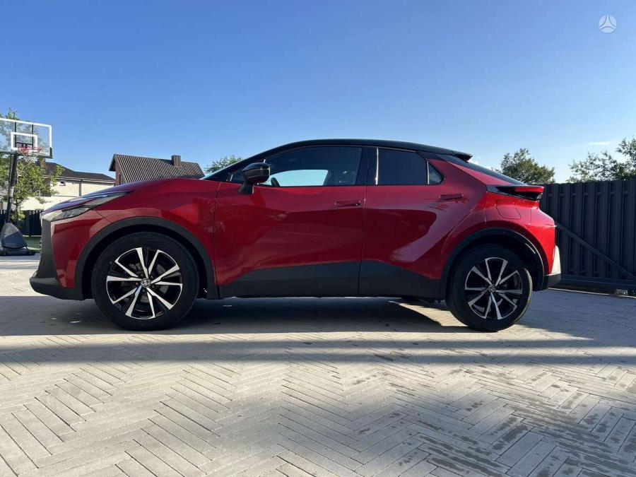 Красный Тойота C-HR 2025 в Вильнюс, объемом двигателя 1.80 л и пробегом 13 тыс. км за 29800 €, фото 5 на AUTOMOTO.COM.LV