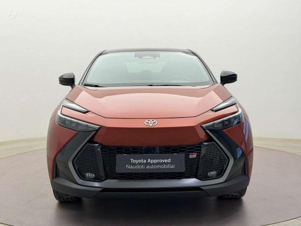 Sarkans Toyota C-HR 2025 Panevēža, ar dzinēja tilpumu 1.99 L un nobraukumu 19 tūkst. km par 36990 €, foto 2 vietnē AUTOMOTO.COM.LV