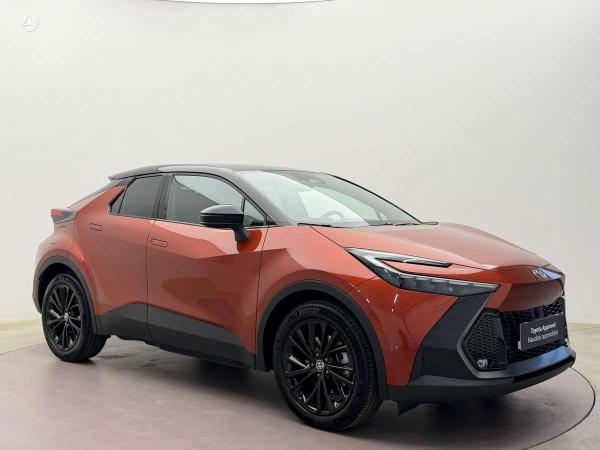 Sarkans Toyota C-HR 2025 Panevēža, ar dzinēja tilpumu 1.99 L un nobraukumu 19 tūkst. km par 36990 €, foto 3 vietnē AUTOMOTO.COM.LV