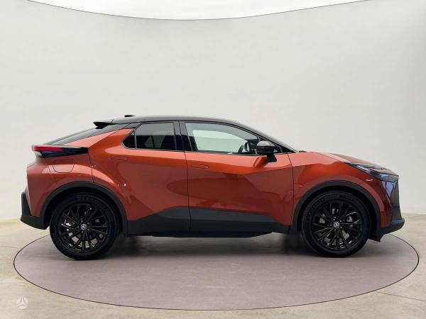 Sarkans Toyota C-HR 2025 Panevēža, ar dzinēja tilpumu 1.99 L un nobraukumu 19 tūkst. km par 36990 €, foto 4 vietnē AUTOMOTO.COM.LV