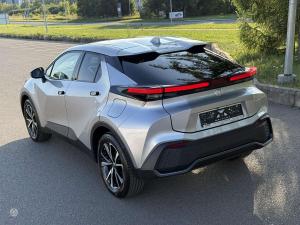 Sarkans Toyota C-HR 2025 Panevēža, ar dzinēja tilpumu 1.99 L un nobraukumu 22 tūkst. km par 29500 €, foto  vietnē AUTOMOTO.COM.LV