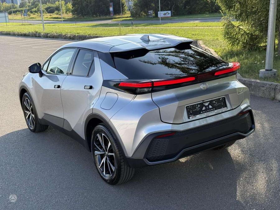Красный Тойота C-HR 2025 в Паневежис, объемом двигателя 1.99 л и пробегом 22 тыс. км за 29500 €, фото 1 на AUTOMOTO.COM.LV