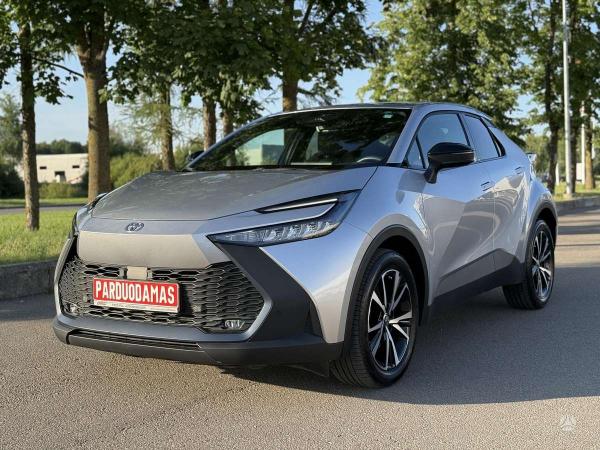 Sarkans Toyota C-HR 2025 Panevēža, ar dzinēja tilpumu 1.99 L un nobraukumu 22 tūkst. km par 29500 €, foto 3 vietnē AUTOMOTO.COM.LV
