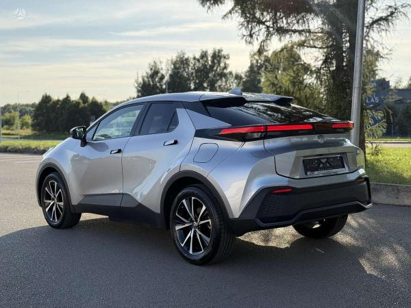 Sarkans Toyota C-HR 2025 Panevēža, ar dzinēja tilpumu 1.99 L un nobraukumu 22 tūkst. km par 29500 €, foto 9 vietnē AUTOMOTO.COM.LV