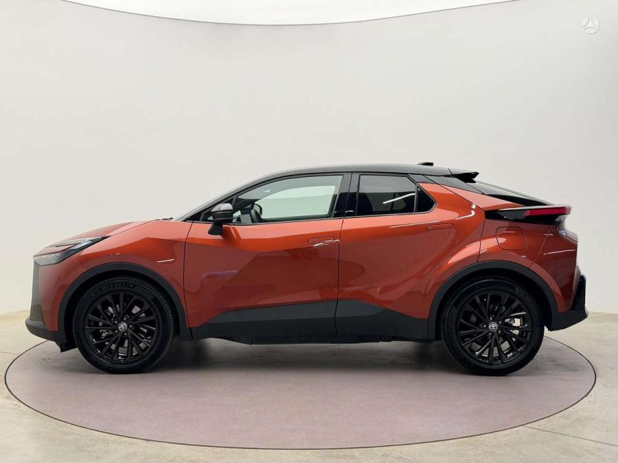 Sarkans Toyota C-HR 2025 Panevēža, ar dzinēja tilpumu 1.99 L un nobraukumu 11 tūkst. km par 36990 €, foto 6 vietnē AUTOMOTO.COM.LV