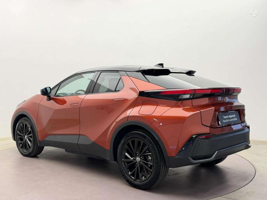 Sarkans Toyota C-HR 2025 Panevēža, ar dzinēja tilpumu 1.99 L un nobraukumu 11 tūkst. km par 36990 €, foto 7 vietnē AUTOMOTO.COM.LV