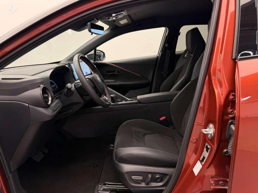 Sarkans Toyota C-HR 2025 Panevēža, ar dzinēja tilpumu 1.99 L un nobraukumu 11 tūkst. km par 36990 €, foto 10 vietnē AUTOMOTO.COM.LV