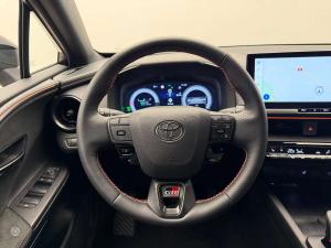 Sarkans Toyota C-HR 2025 Panevēža, ar dzinēja tilpumu 1.99 L un nobraukumu 11 tūkst. km par 36990 €, foto 22 vietnē AUTOMOTO.COM.LV
