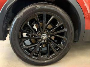Sarkans Toyota C-HR 2025 Panevēža, ar dzinēja tilpumu 1.99 L un nobraukumu 11 tūkst. km par 36990 €, foto 46 vietnē AUTOMOTO.COM.LV