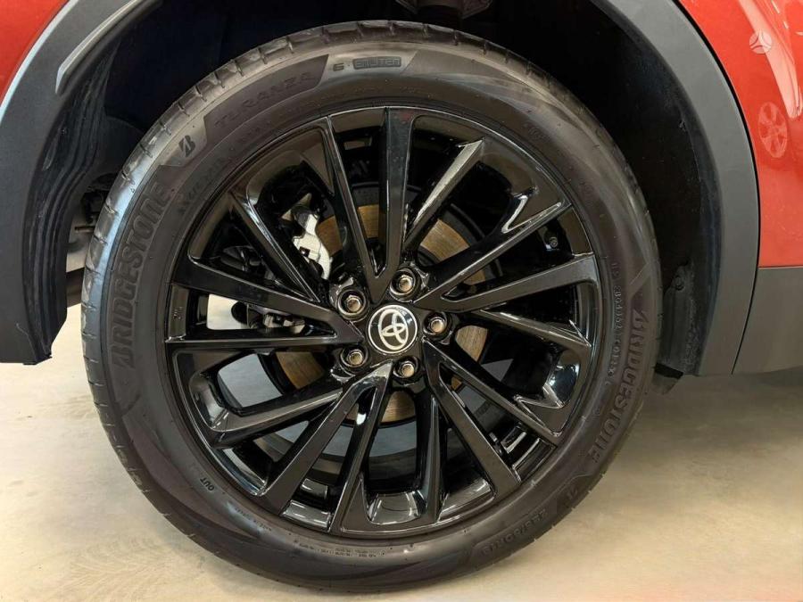 Sarkans Toyota C-HR 2025 Panevēža, ar dzinēja tilpumu 1.99 L un nobraukumu 11 tūkst. km par 36990 €, foto 46 vietnē AUTOMOTO.COM.LV