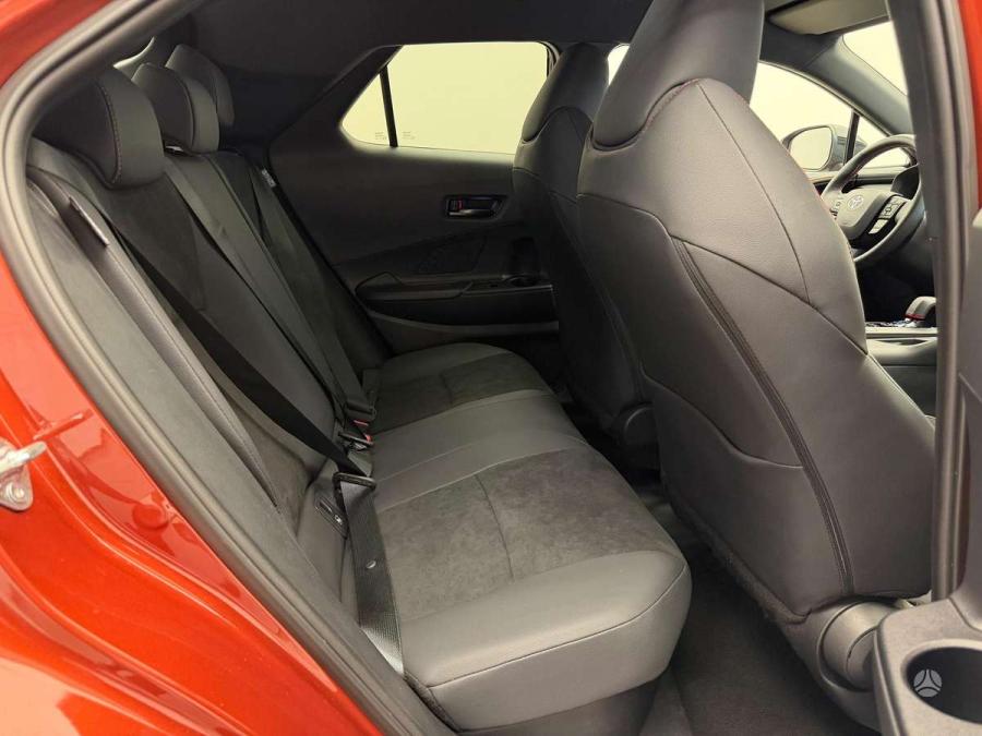 Sarkans Toyota C-HR 2025 Panevēža, ar dzinēja tilpumu 1.99 L un nobraukumu 6 tūkst. km par 37490 €, foto 17 vietnē AUTOMOTO.COM.LV