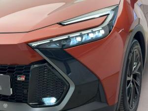 Sarkans Toyota C-HR 2025 Panevēža, ar dzinēja tilpumu 1.99 L un nobraukumu 6 tūkst. km par 37490 €, foto 43 vietnē AUTOMOTO.COM.LV