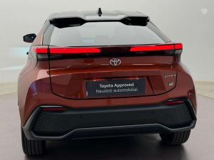 Sarkans Toyota C-HR 2025 Panevēža, ar dzinēja tilpumu 1.99 L un nobraukumu 6 tūkst. km par 37490 €, foto 44 vietnē AUTOMOTO.COM.LV