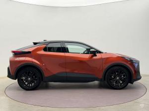 Sarkans Toyota C-HR 2025 Panevēža, ar dzinēja tilpumu 1.99 L un nobraukumu 11 tūkst. km par 36990 €, foto 5 vietnē AUTOMOTO.COM.LV