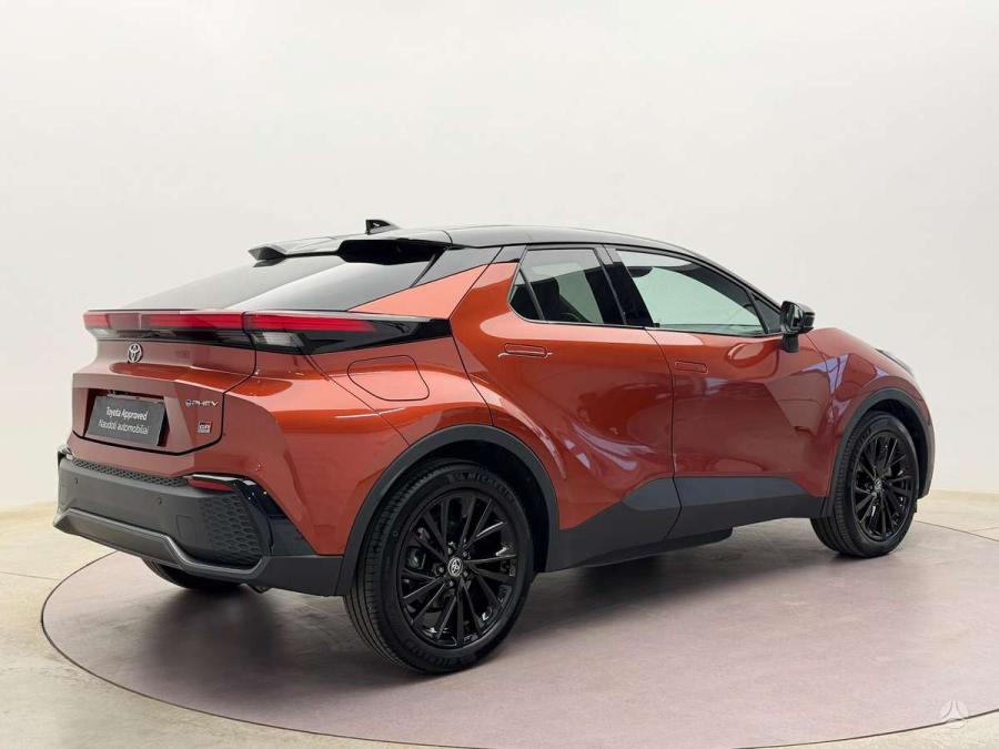 Sarkans Toyota C-HR 2025 Panevēža, ar dzinēja tilpumu 1.99 L un nobraukumu 11 tūkst. km par 36990 €, foto 9 vietnē AUTOMOTO.COM.LV