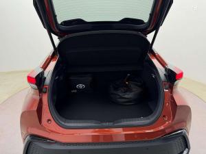 Sarkans Toyota C-HR 2025 Panevēža, ar dzinēja tilpumu 1.99 L un nobraukumu 11 tūkst. km par 36990 €, foto 15 vietnē AUTOMOTO.COM.LV