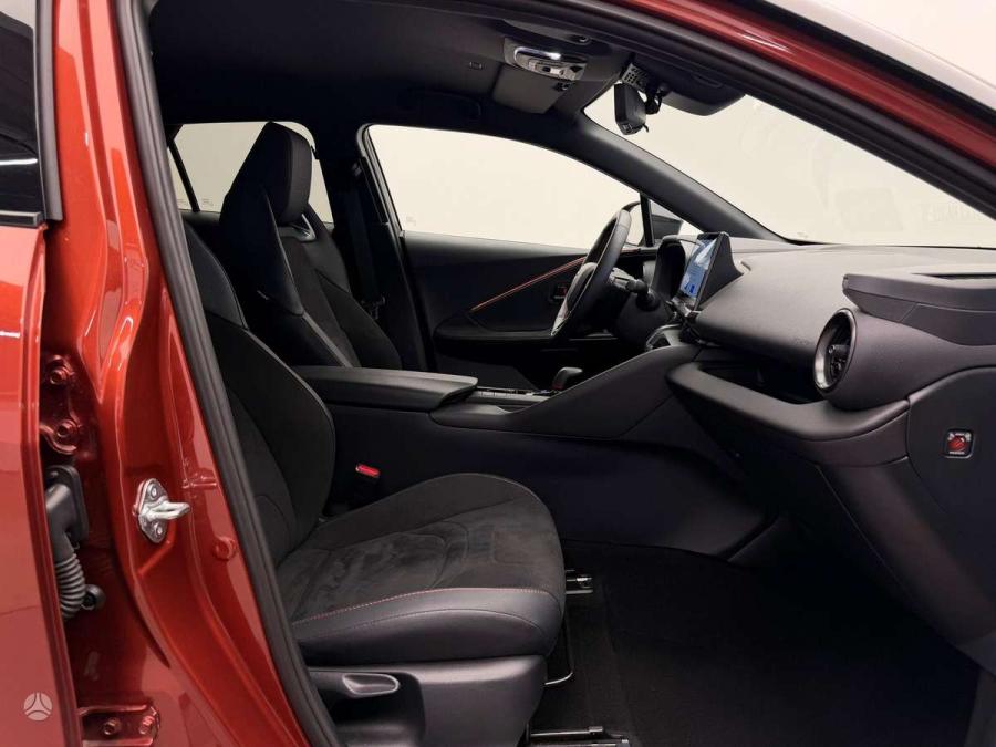 Sarkans Toyota C-HR 2025 Panevēža, ar dzinēja tilpumu 1.99 L un nobraukumu 11 tūkst. km par 36990 €, foto 18 vietnē AUTOMOTO.COM.LV