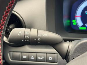 Sarkans Toyota C-HR 2025 Panevēža, ar dzinēja tilpumu 1.99 L un nobraukumu 11 tūkst. km par 36990 €, foto 25 vietnē AUTOMOTO.COM.LV