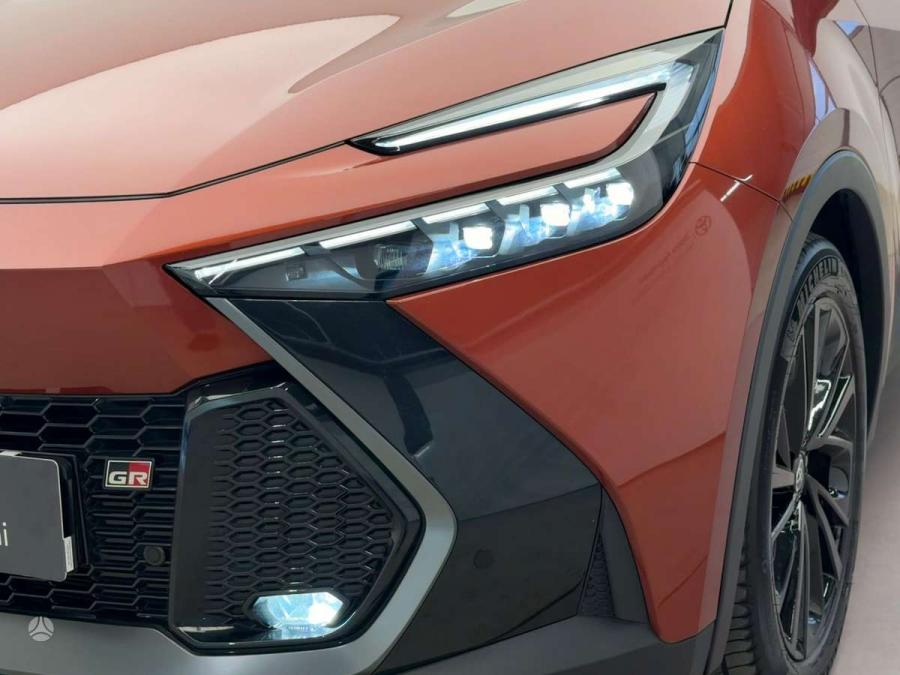 Sarkans Toyota C-HR 2025 Panevēža, ar dzinēja tilpumu 1.99 L un nobraukumu 11 tūkst. km par 36990 €, foto 43 vietnē AUTOMOTO.COM.LV