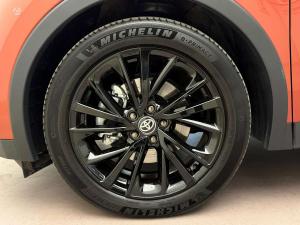 Sarkans Toyota C-HR 2025 Panevēža, ar dzinēja tilpumu 1.99 L un nobraukumu 11 tūkst. km par 36990 €, foto 46 vietnē AUTOMOTO.COM.LV
