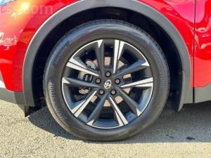 Sarkans Toyota C-HR 2026 Rīga, ar dzinēja tilpumu 1.80 L un nobraukumu 5 tūkst. km par 33990 €, foto 24 vietnē AUTOMOTO.COM.LV