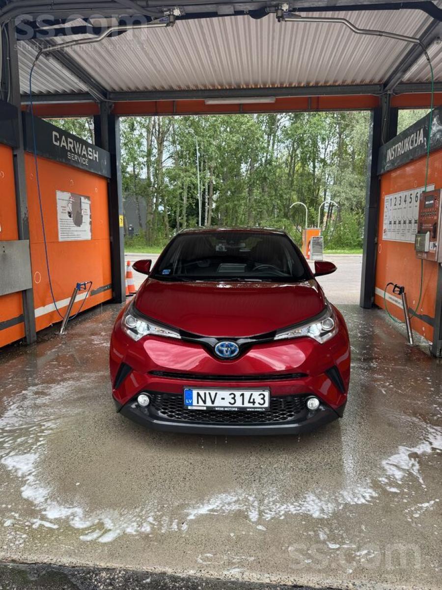 Red Toyota C-HR 2019 in Riga, with an engine capacity of 1.80 L and mileage of 134 thousand km for 17200 €, photo 2 on AUTOMOTO.COM.LV