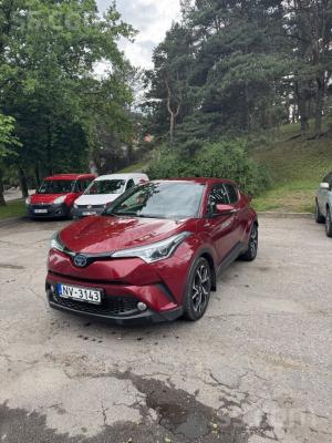 Red Toyota C-HR 2019 in Riga, with an engine capacity of 1.80 L and mileage of 134 thousand km for 17200 €, photo 3 on AUTOMOTO.COM.LV