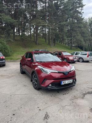 Red Toyota C-HR 2019 in Riga, with an engine capacity of 1.80 L and mileage of 134 thousand km for 17200 €, photo 4 on AUTOMOTO.COM.LV