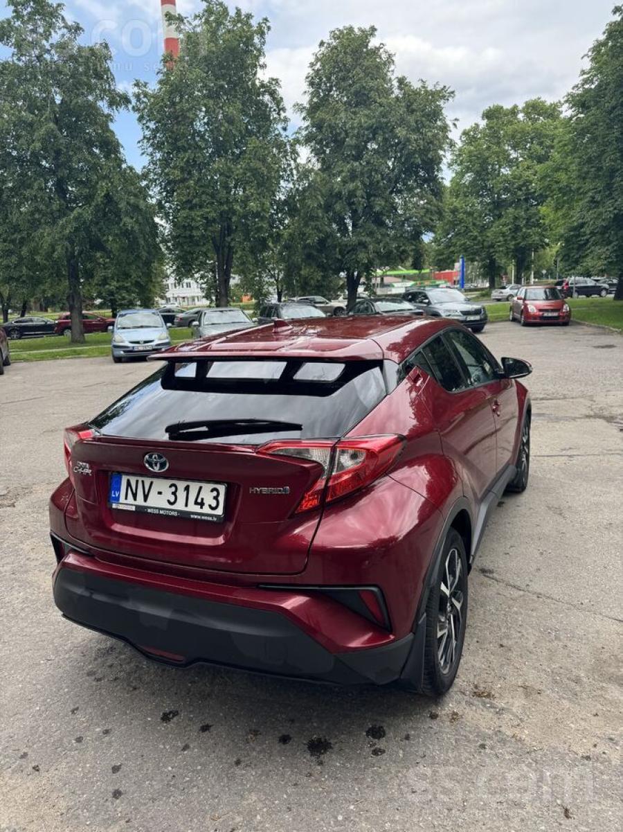 Red Toyota C-HR 2019 in Riga, with an engine capacity of 1.80 L and mileage of 134 thousand km for 17200 €, photo 5 on AUTOMOTO.COM.LV