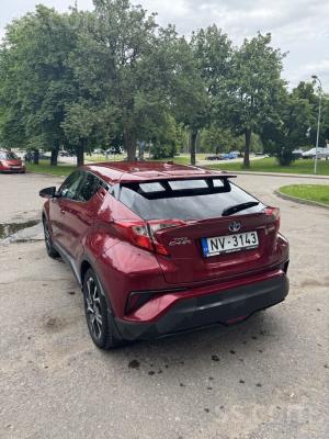 Red Toyota C-HR 2019 in Riga, with an engine capacity of 1.80 L and mileage of 134 thousand km for 17200 €, photo 6 on AUTOMOTO.COM.LV
