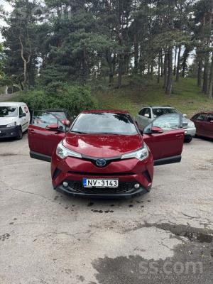 Red Toyota C-HR 2019 in Riga, with an engine capacity of 1.80 L and mileage of 134 thousand km for 17200 €, photo 7 on AUTOMOTO.COM.LV