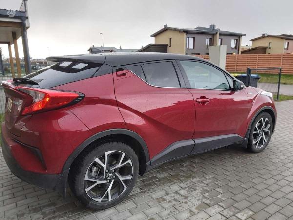 Red Toyota C-HR 2019 in Klaipeda, with an engine capacity of 1.80 L and mileage of 91 thousand km for 18700 €, photo 3 on AUTOMOTO.COM.LV