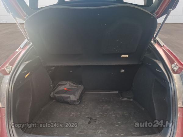 Red Toyota C-HR 2019 in Viljandi, with an engine capacity of 1.80 L and mileage of 108 thousand km for 16900 €, photo 10 on AUTOMOTO.COM.LV
