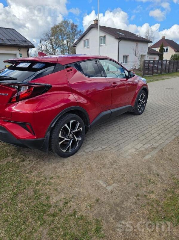 Red Toyota C-HR 2021 in Ogre, with an engine capacity of 1.80 L and mileage of 135 thousand km for 18500 €, photo 1 on AUTOMOTO.COM.LV