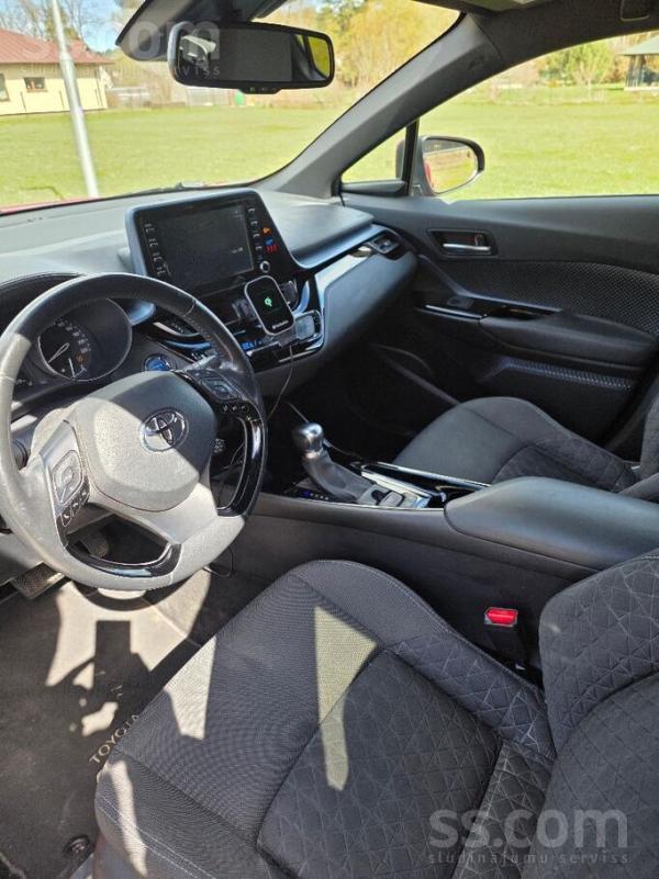 Red Toyota C-HR 2021 in Ogre, with an engine capacity of 1.80 L and mileage of 135 thousand km for 18500 €, photo 6 on AUTOMOTO.COM.LV