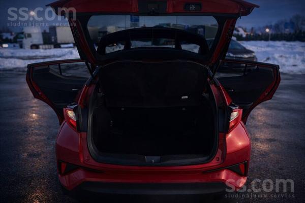 Красный Тойота C-HR 2021 в Даугавпилс, объемом двигателя 1.80 л и пробегом 92 тыс. км за 19700 €, фото 5 на AUTOMOTO.COM.LV